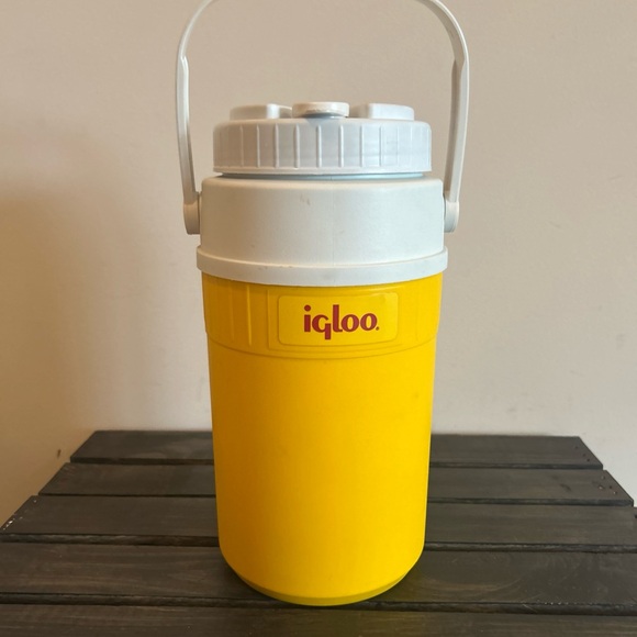 Igloo | Kitchen | Rare Vintage 981 Yellow Igloo Half Gallon Water Jug ...